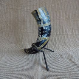 Dotted Drinking Horn With Horn Rack